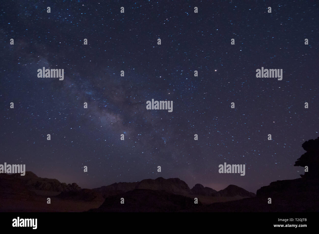 Milky way in a starry night sky over the Wadi Rum desert, Jordan Stock ...
