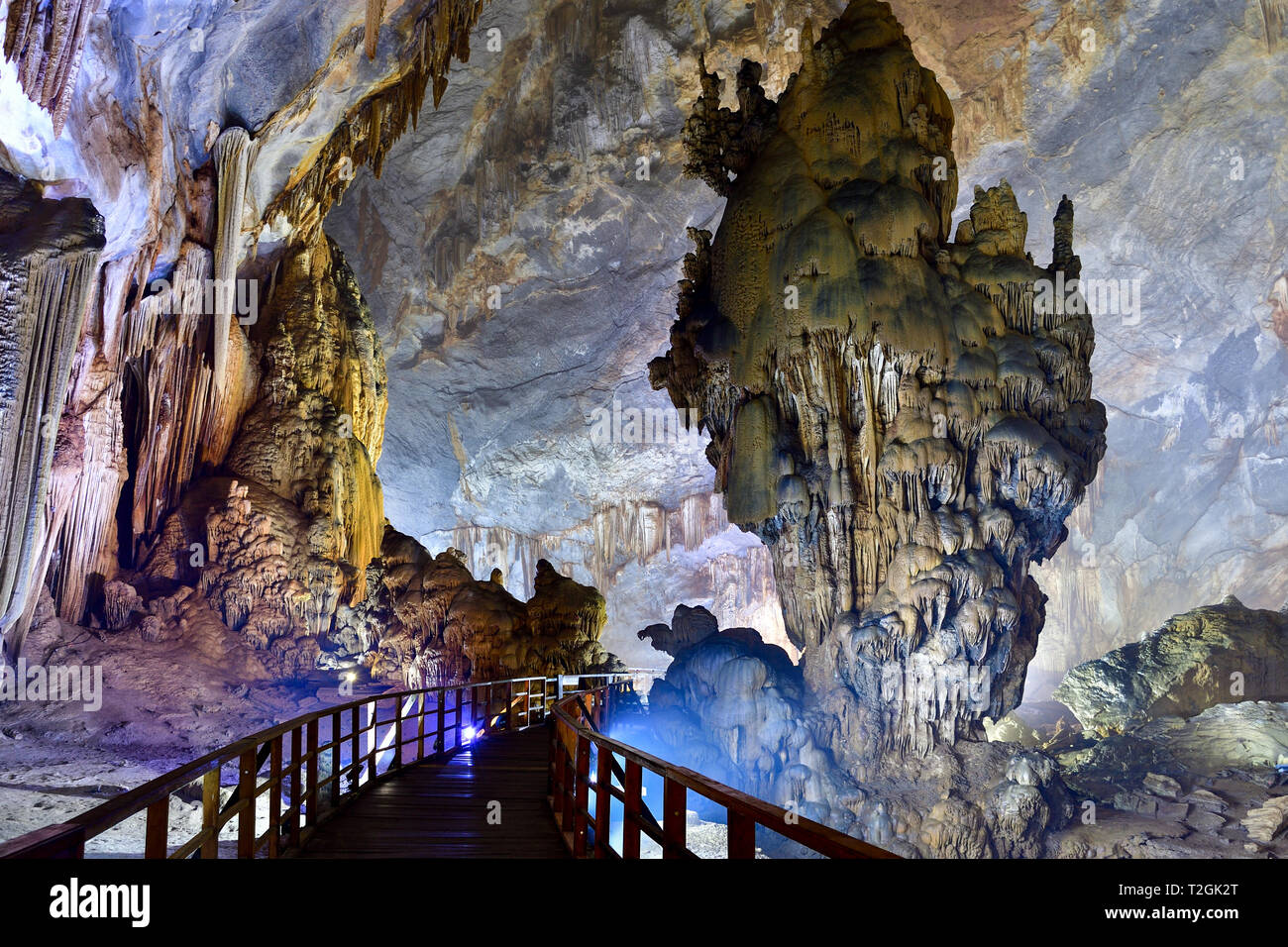 Amazing geological forms in Paradise Cave near Phong Nha, Vietnam ...