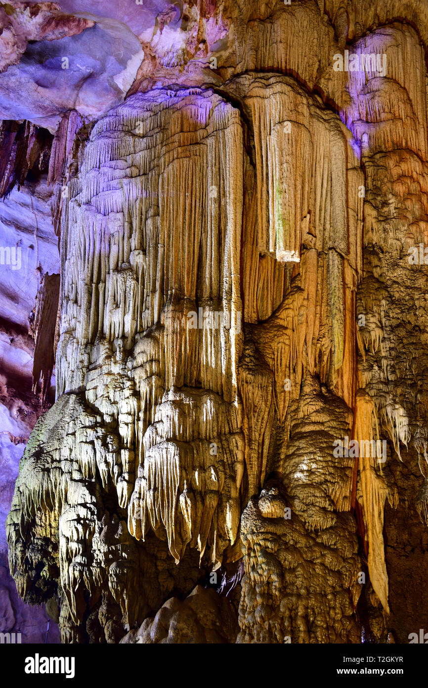 Amazing geological forms in Paradise Cave near Phong Nha, Vietnam ...