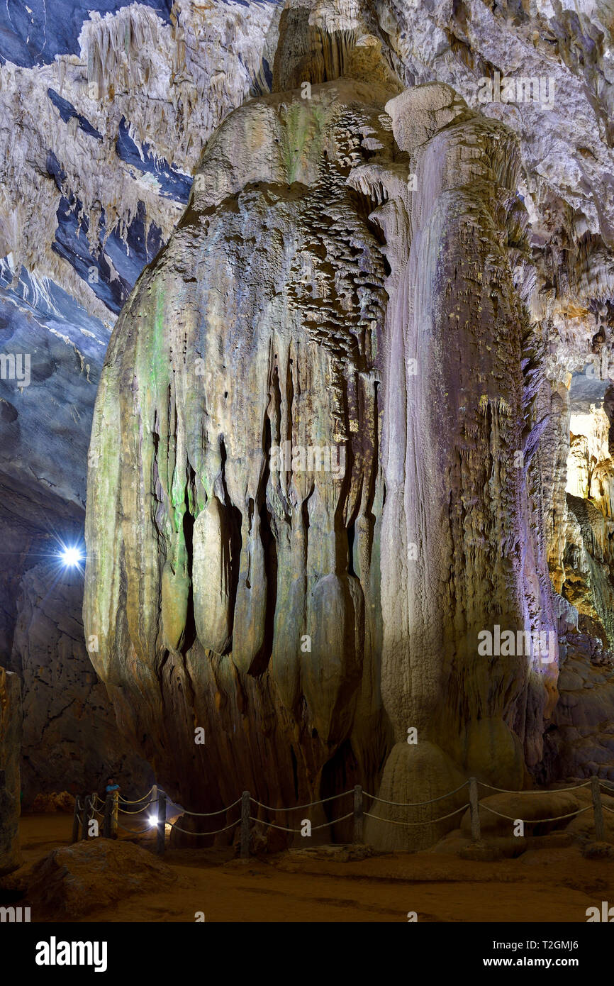 Amazing geological forms in Phong Nha Cave near Phong Nha, Vietnam ...