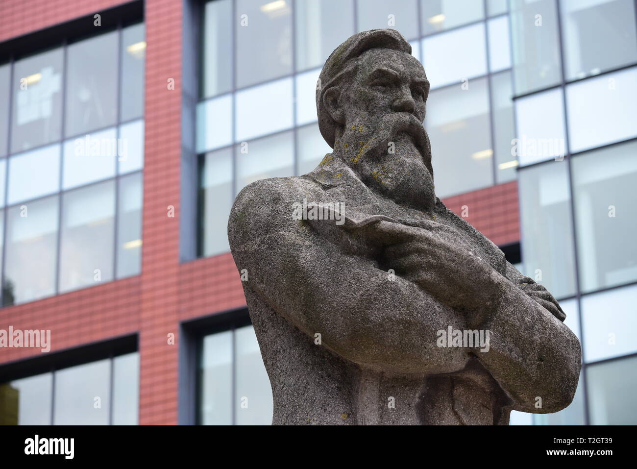 Freidrich Engels statue in Manchester Stock Photo - Alamy