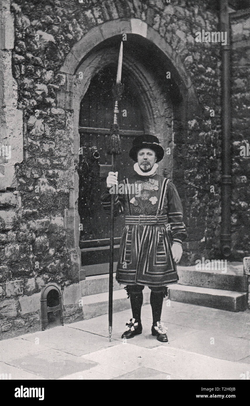 Yeoman warder london hi-res stock photography and images - Alamy
