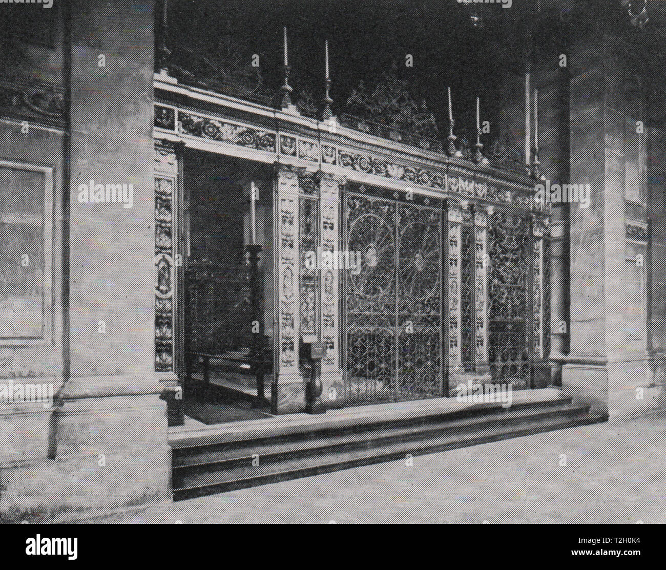 Bronze gates hi-res stock photography and images - Alamy