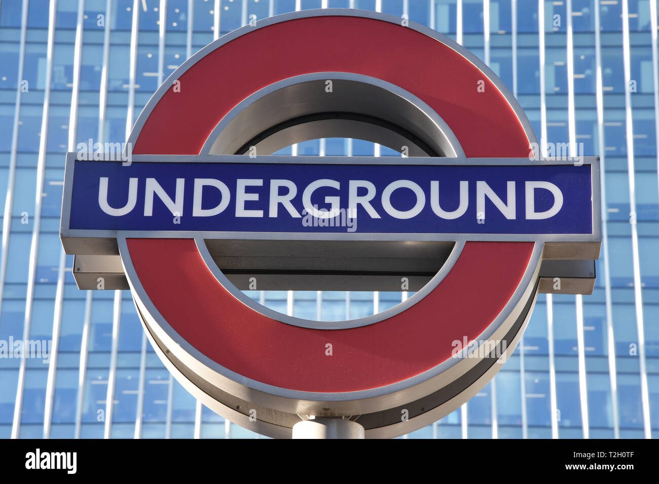 Underground roundel hi-res stock photography and images - Alamy