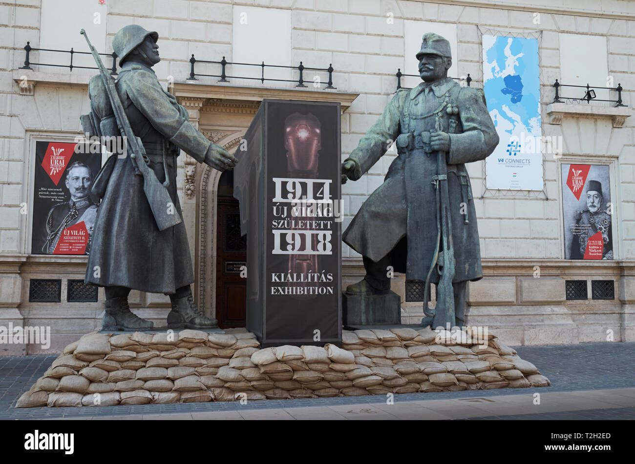 Statues of soldiers outside the First World War exhibition "A New World ...