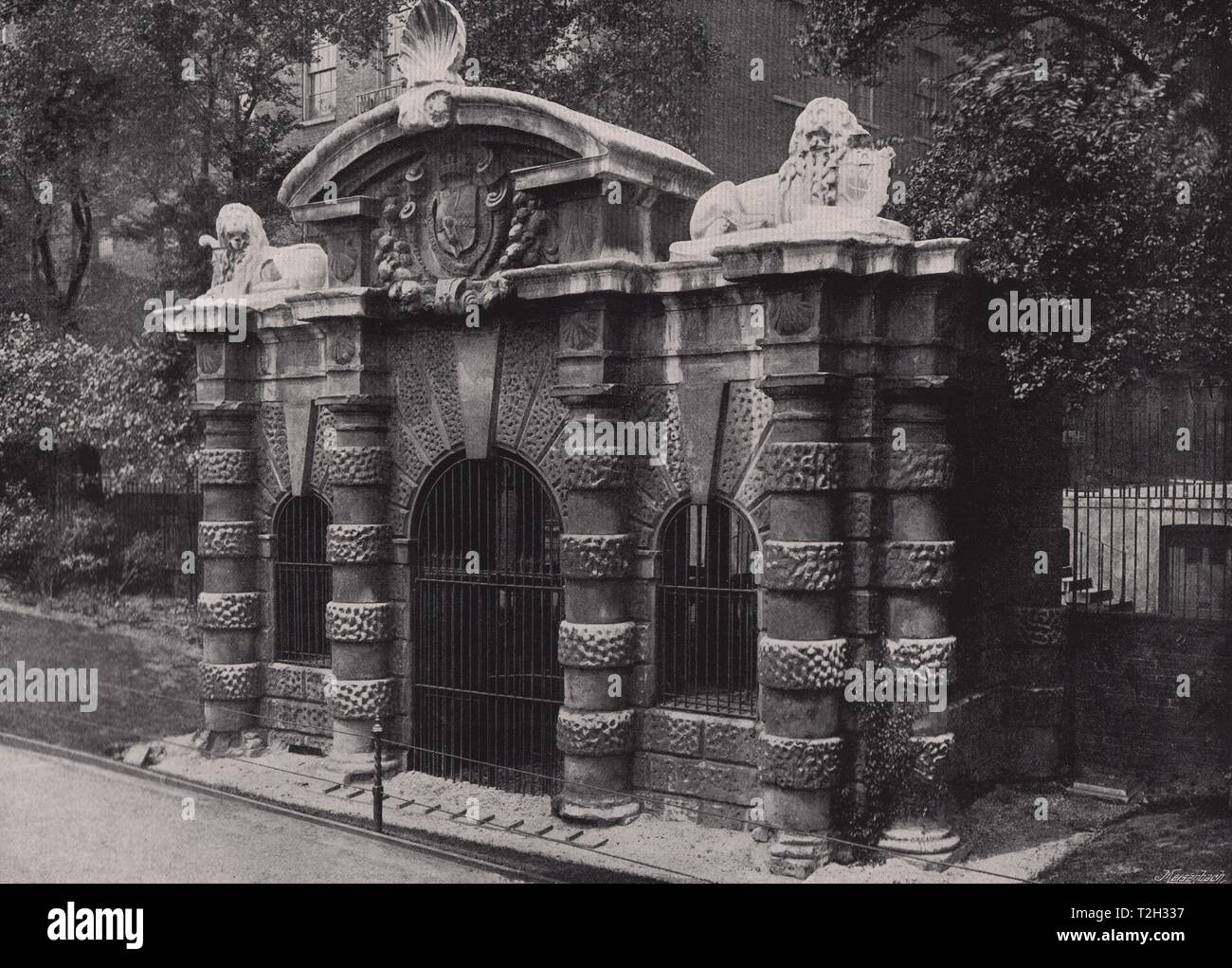 The York Watergate - from Embankment Gardens Stock Photo - Alamy