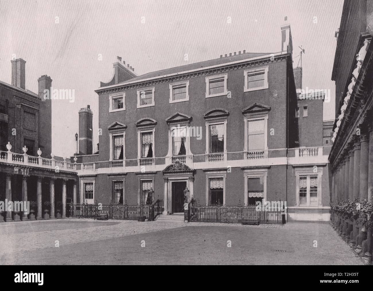 Chesterfield House - from the south Audley street Gate Stock Photo - Alamy