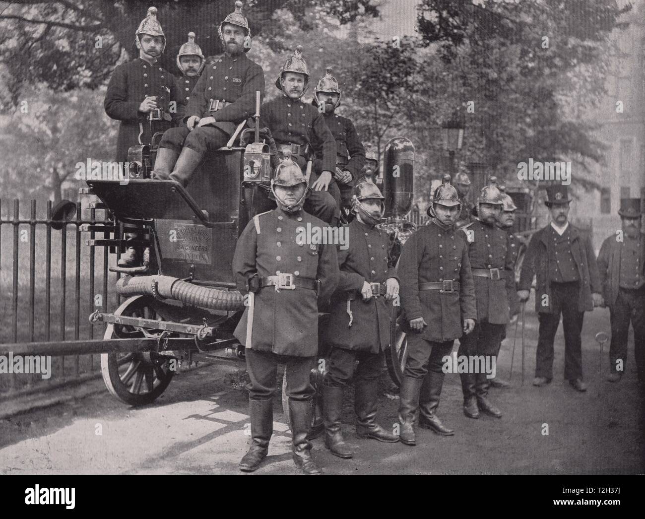 Vintage firemen hi-res stock photography and images - Alamy