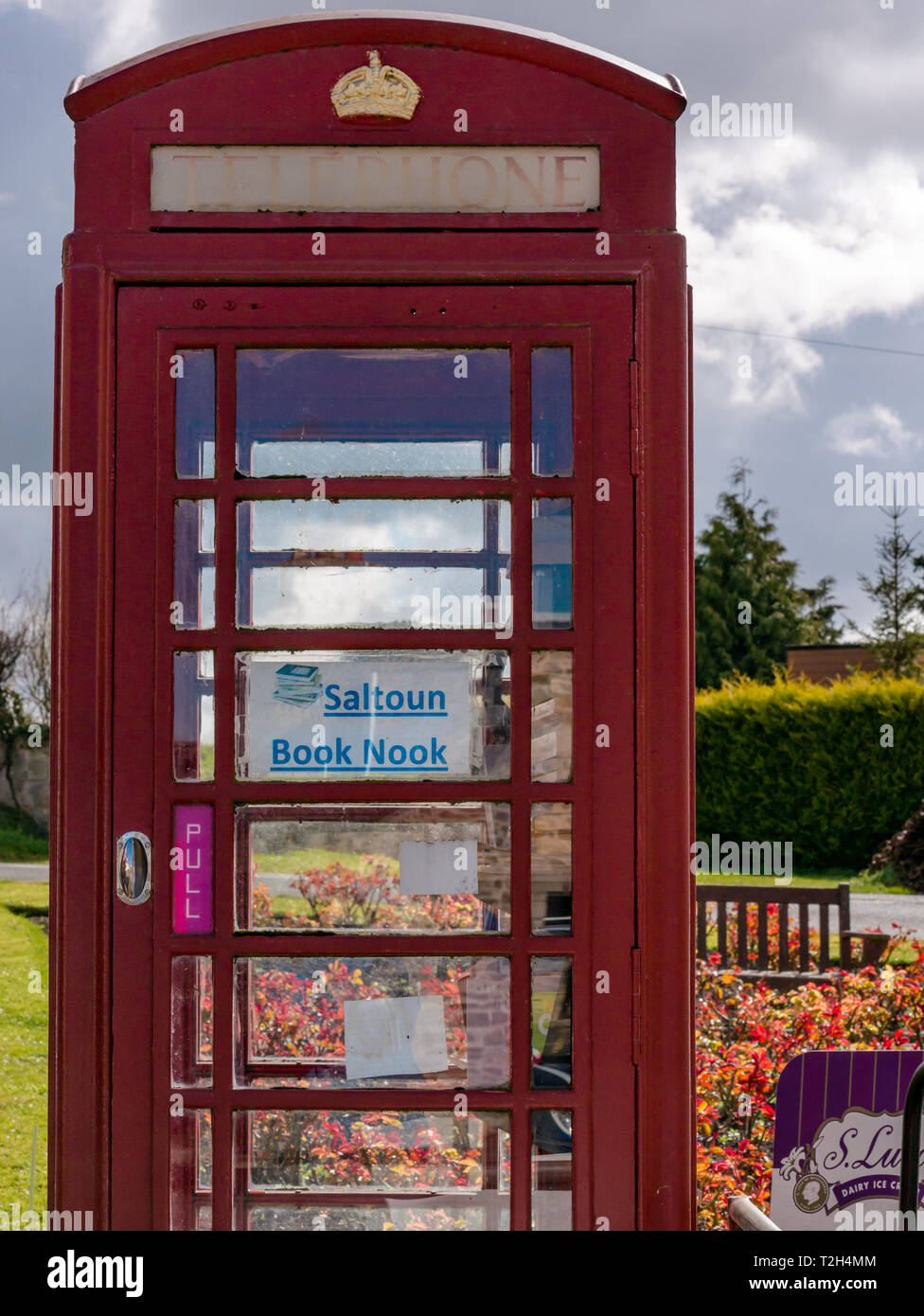 Phone booth library hi-res stock photography and images - Alamy