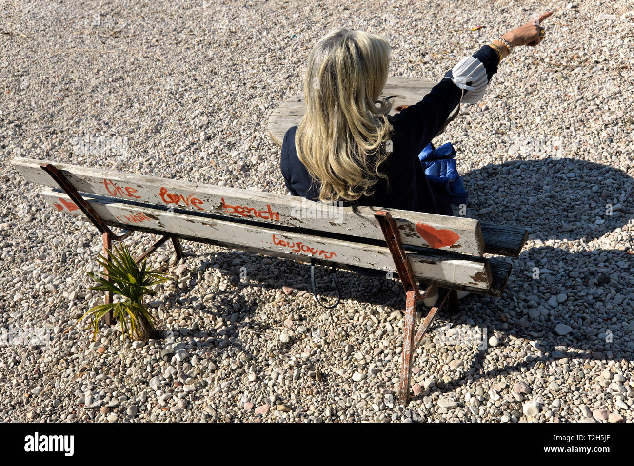 Black lady on bench hi-res stock photography and images - Alamy