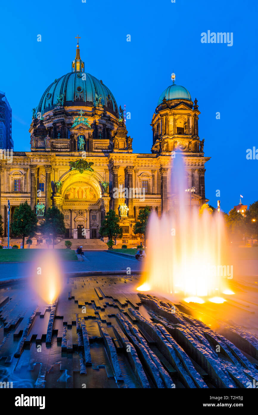 Fountain berlin hi-res stock photography and images - Alamy