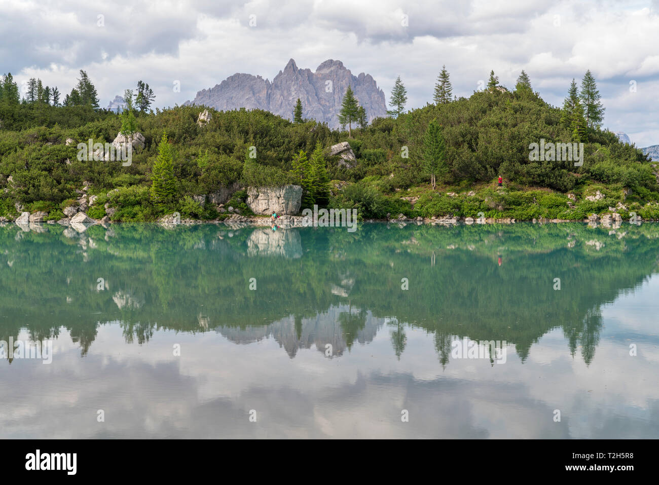 Lake Sorapis by Cadini mountain group on Cortina d'Ampezzo, Italy ...