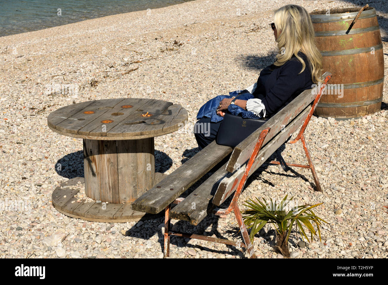 Black lady on bench hi-res stock photography and images - Alamy