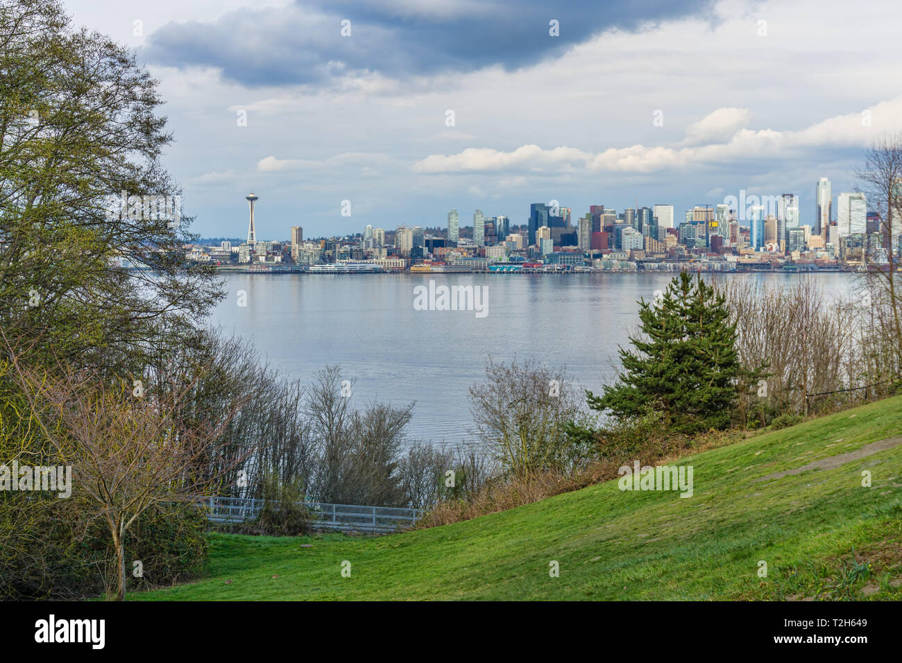 Seattle skyline on cloudy hi-res stock photography and images - Alamy