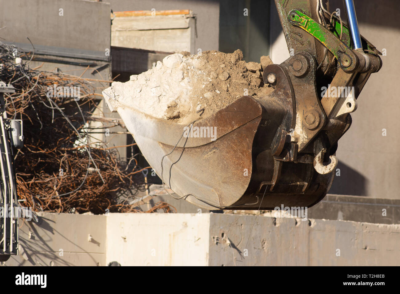 Close-up of a excavator bucket moving ground Stock Photo - Alamy
