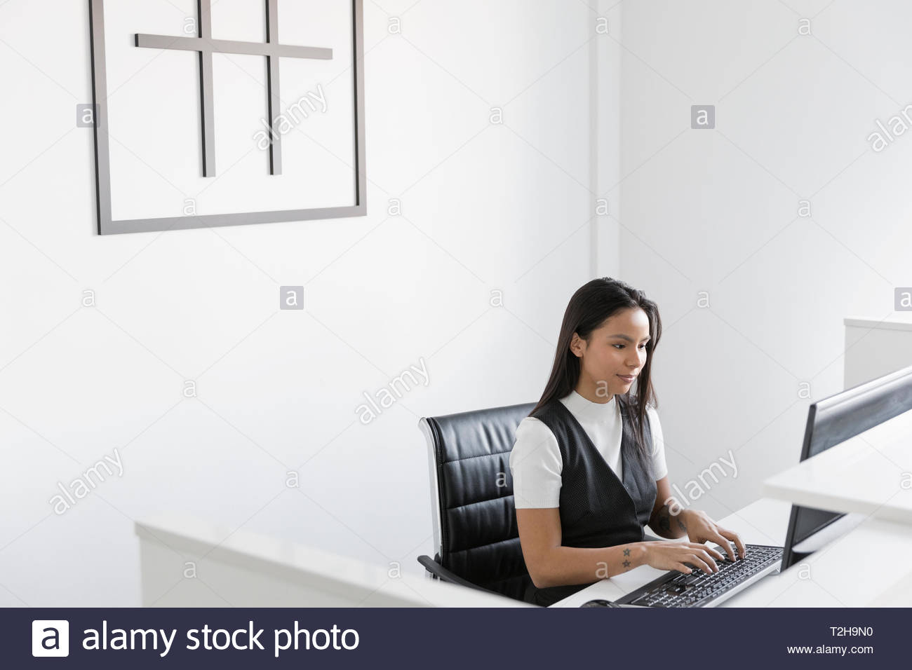 Woman receptionist hi-res stock photography and images - Alamy