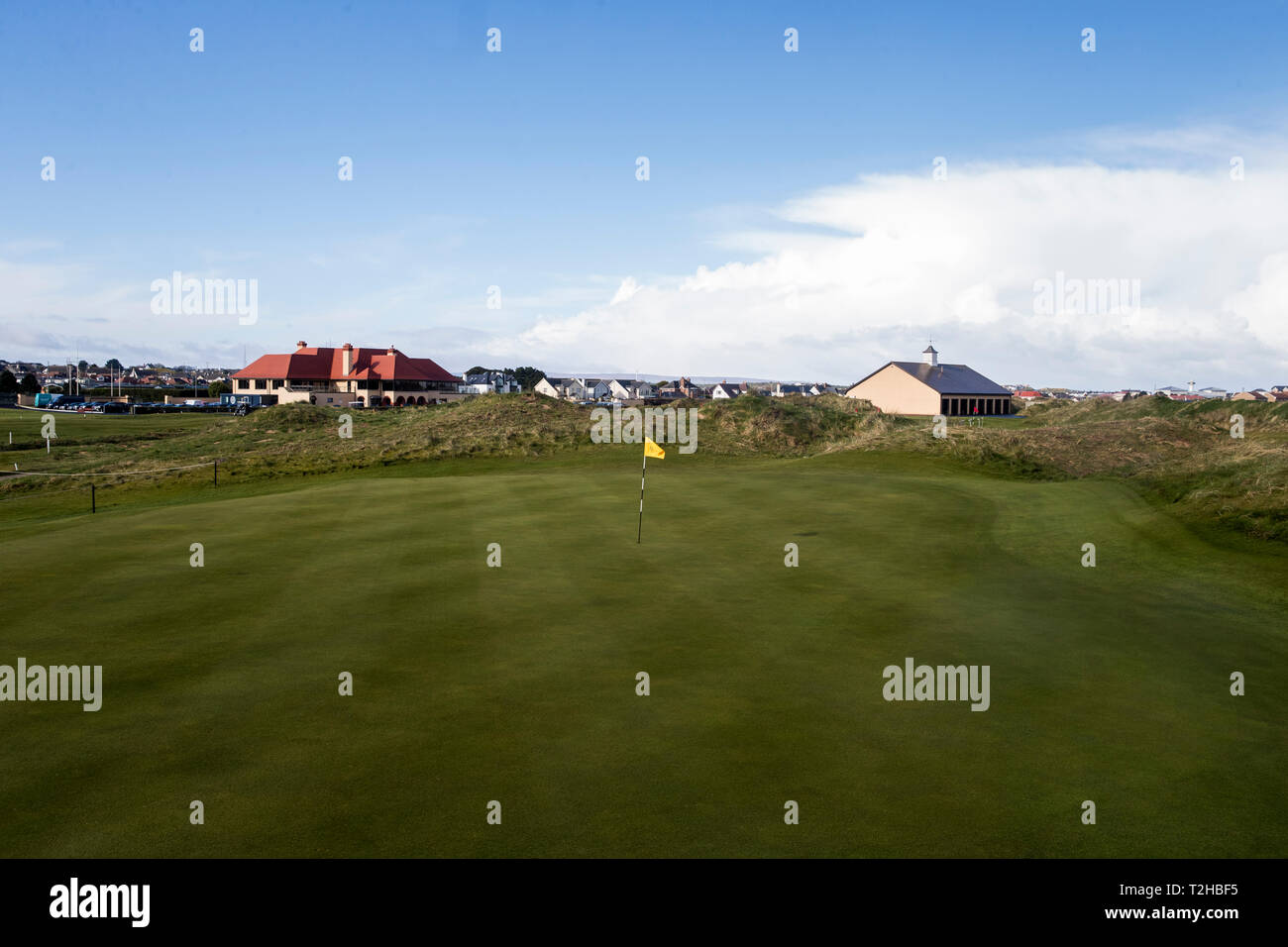 The 18th green with Royal Portrush Golf Club House (left) and Trolley ...