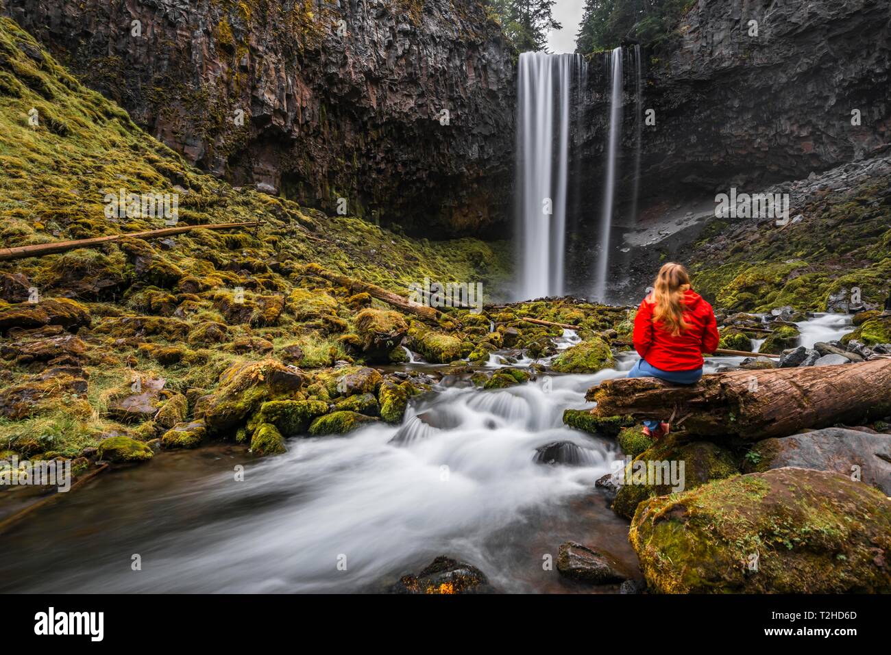 Waterfall plunges down a cliff hi-res stock photography and images - Alamy