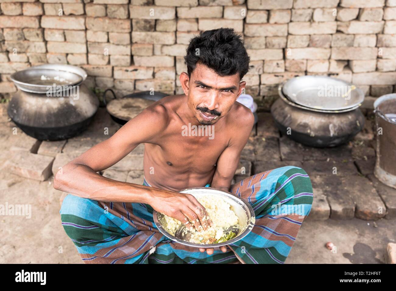Worker eating rice, Dhaka, Bangladesh Stock Photo - Alamy