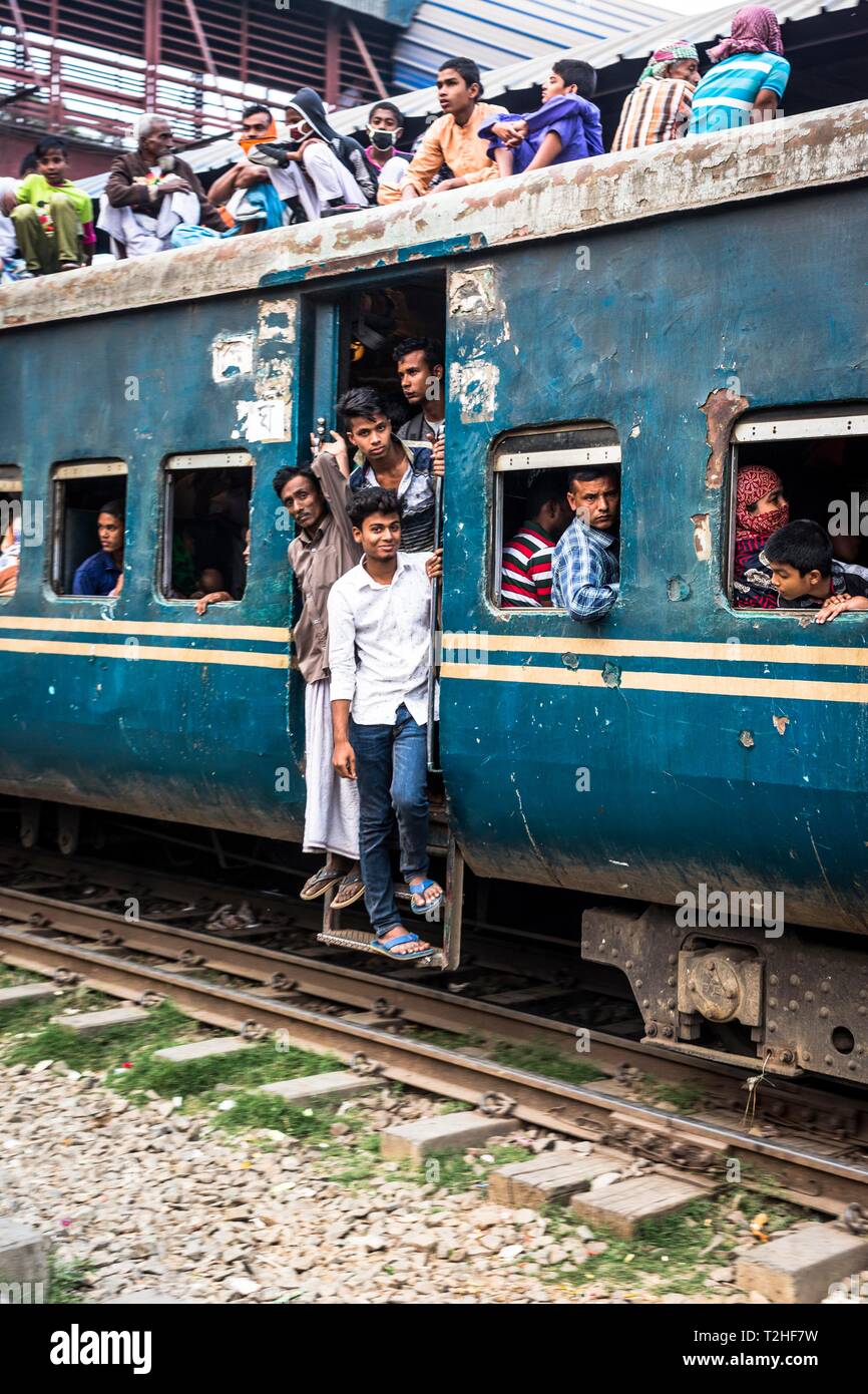 Overcrowded train with passengers on the roof, Dhaka, Bangladesh Stock ...
