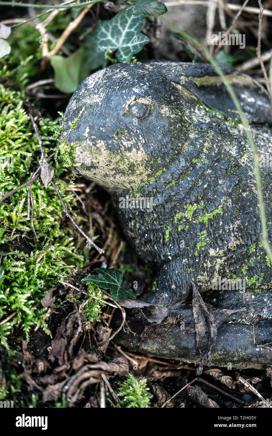 Old rabbit statue hi-res stock photography and images - Alamy