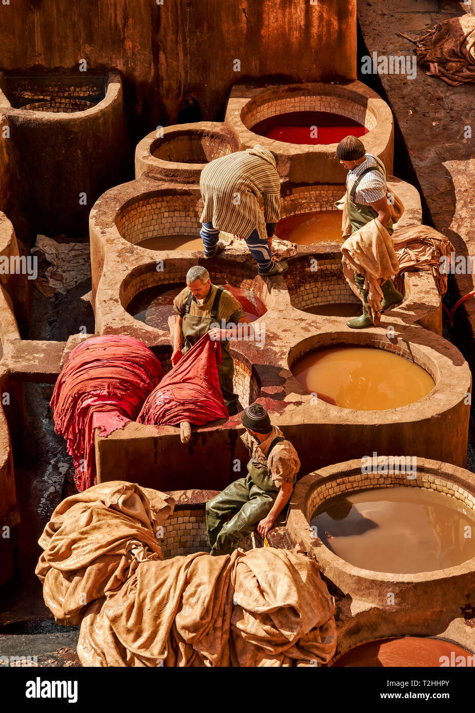 Moroccan leather dyeing workshop dyeing tank hi-res stock photography ...