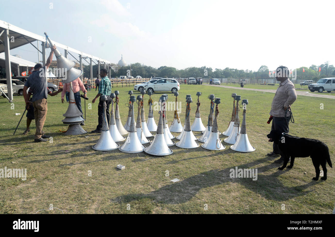 Kolkata, India. 02nd Apr, 2019. Security personnel check the microphone ...