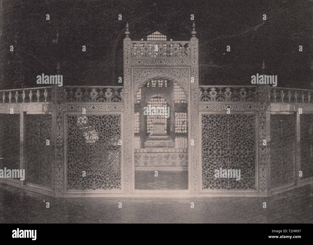 The Tomb of the Queen in the Taj Stock Photo - Alamy