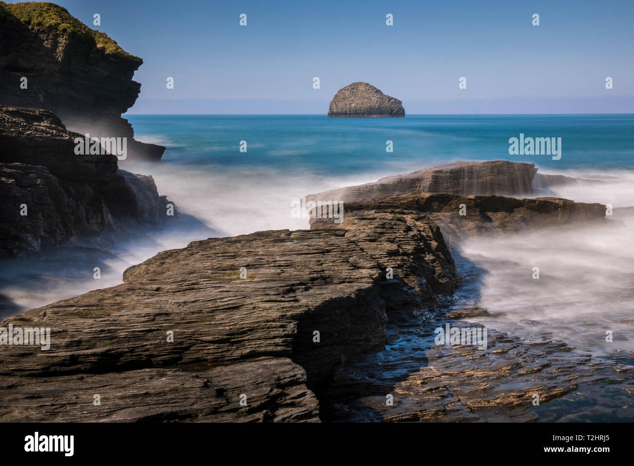 Dramatic sea ledges at high tide on north Atlantic coast, Trebarwith ...