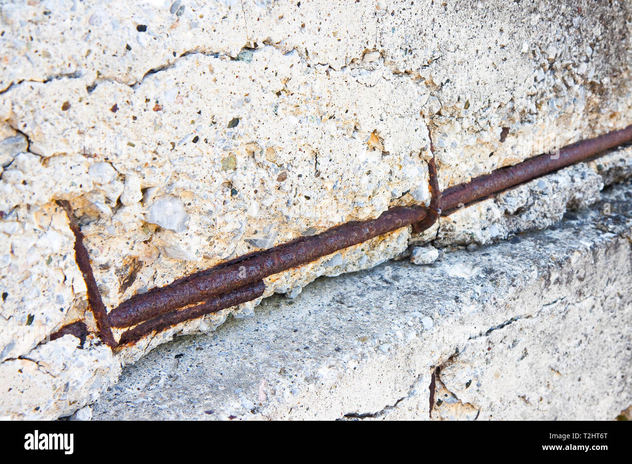 Damaged concrete caused by rusting reinforcement bars Stock Photo - Alamy