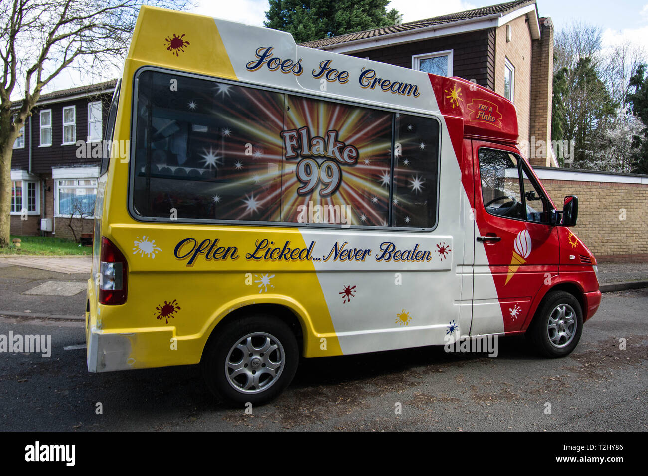 Pink and white ice cream van hi-res stock photography and images - Alamy