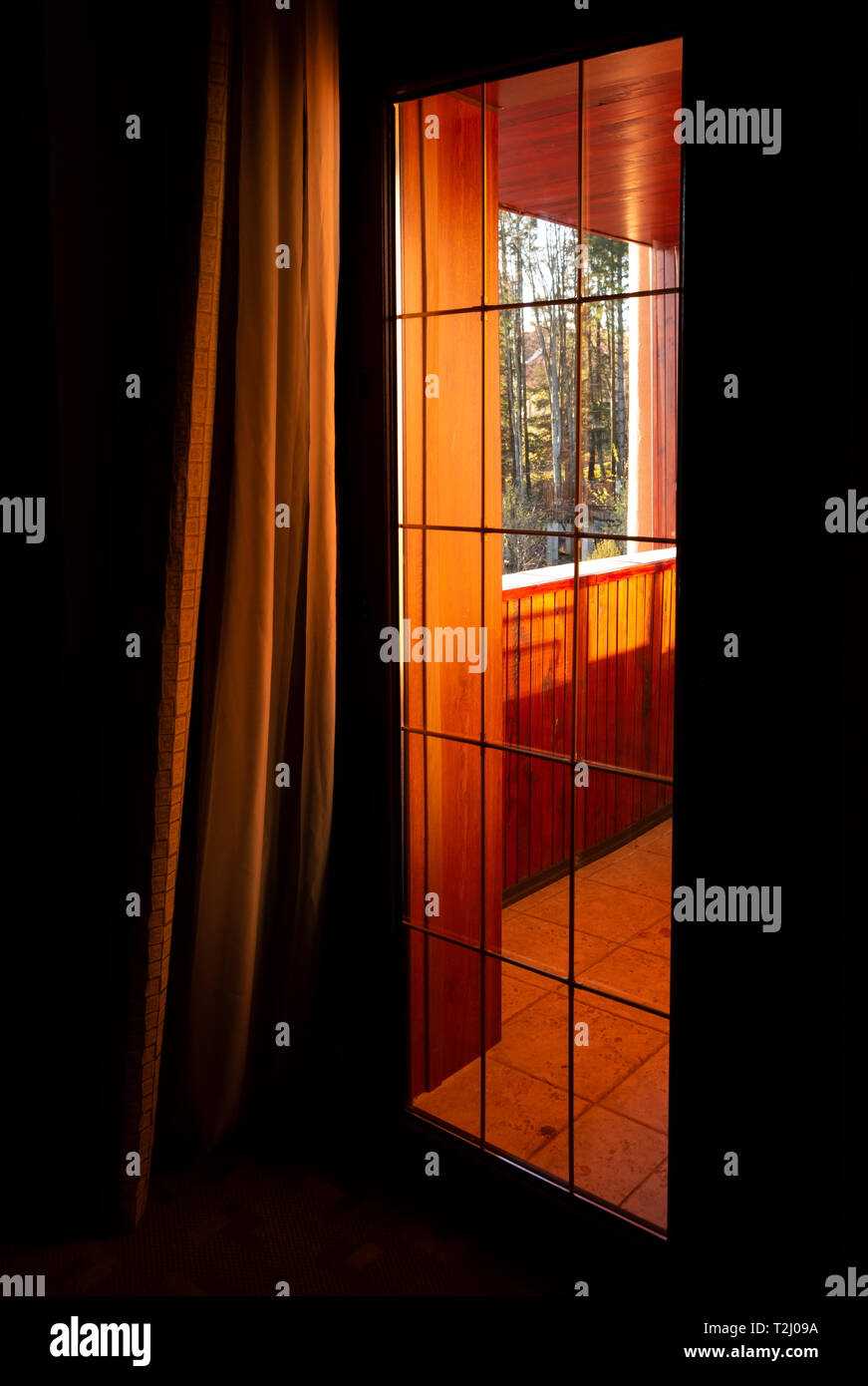 Light coming through door hi-res stock photography and images - Alamy