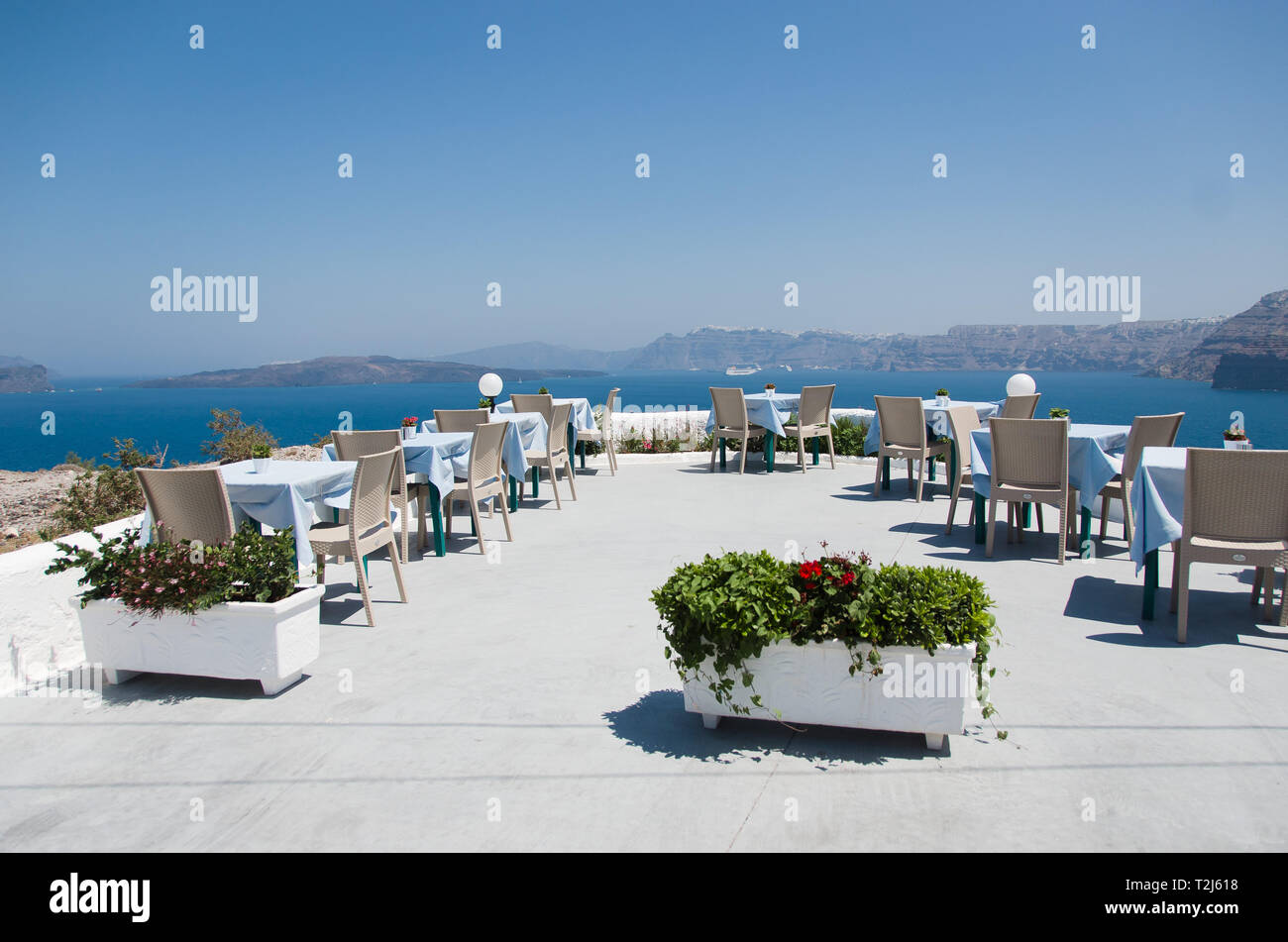 Picturesque, ocean-view tables are ready for lunch in Santorini, Greece ...