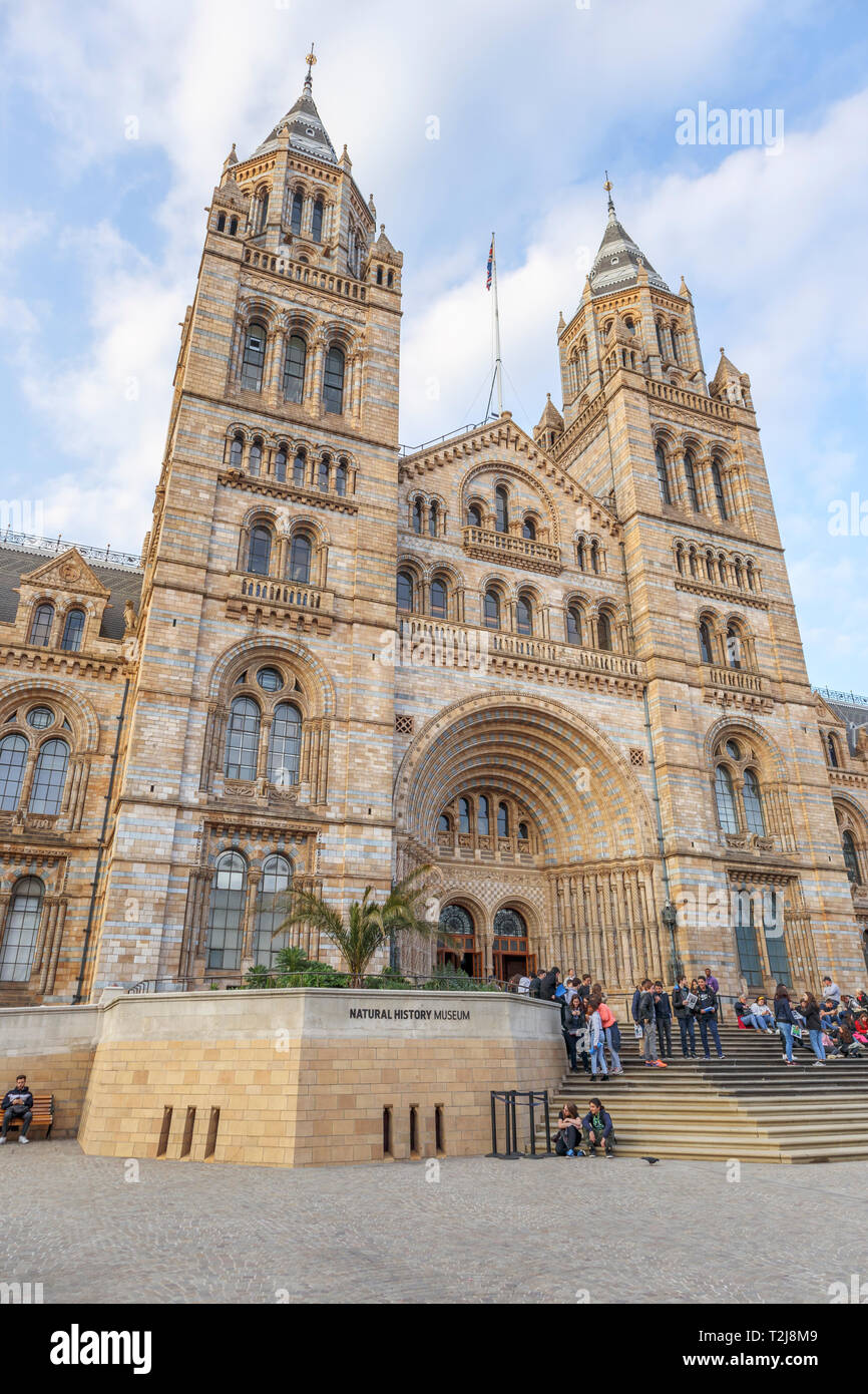 Entrance steps at the iconic Natural History Museum, Waterhouse ...