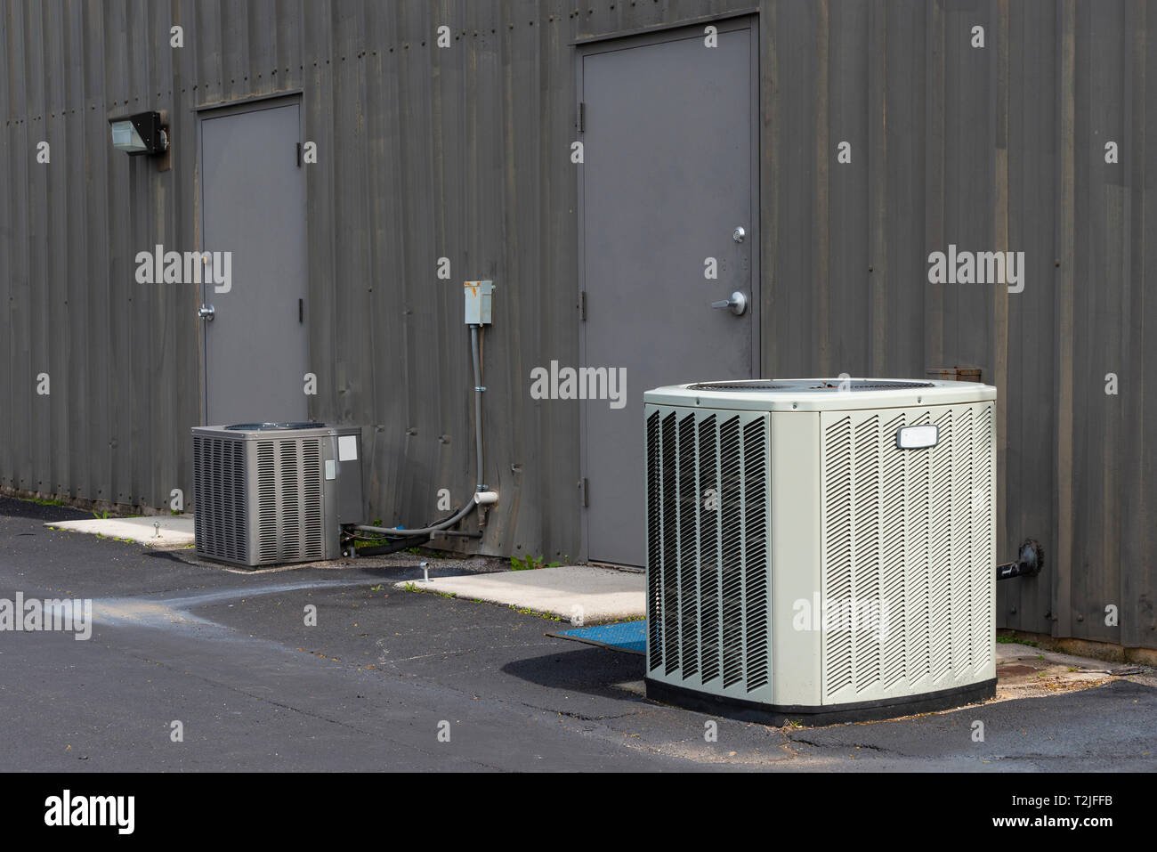Air conditioning units outside office hi-res stock photography and ...