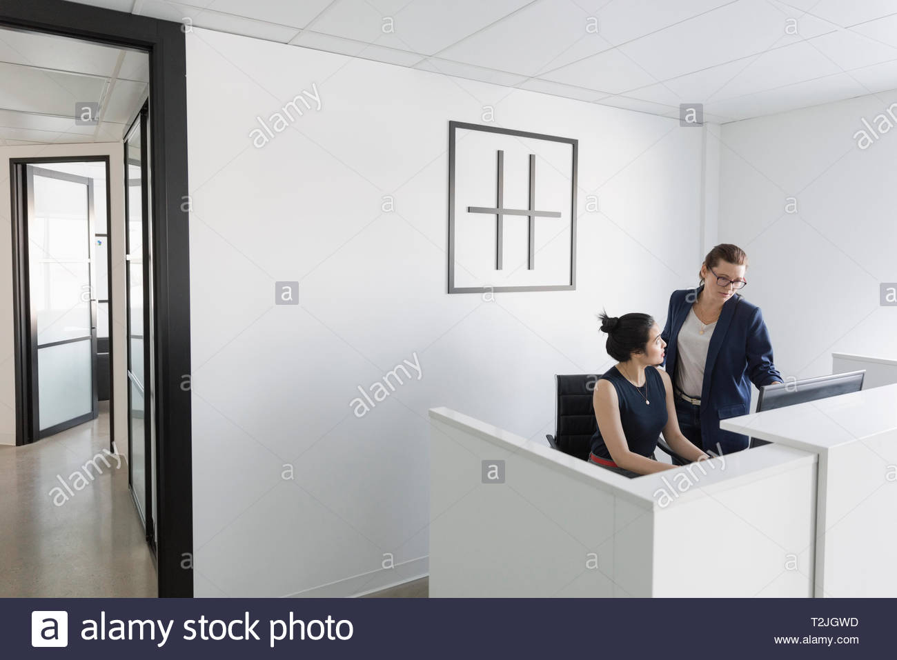 Office reception desk hi-res stock photography and images - Alamy