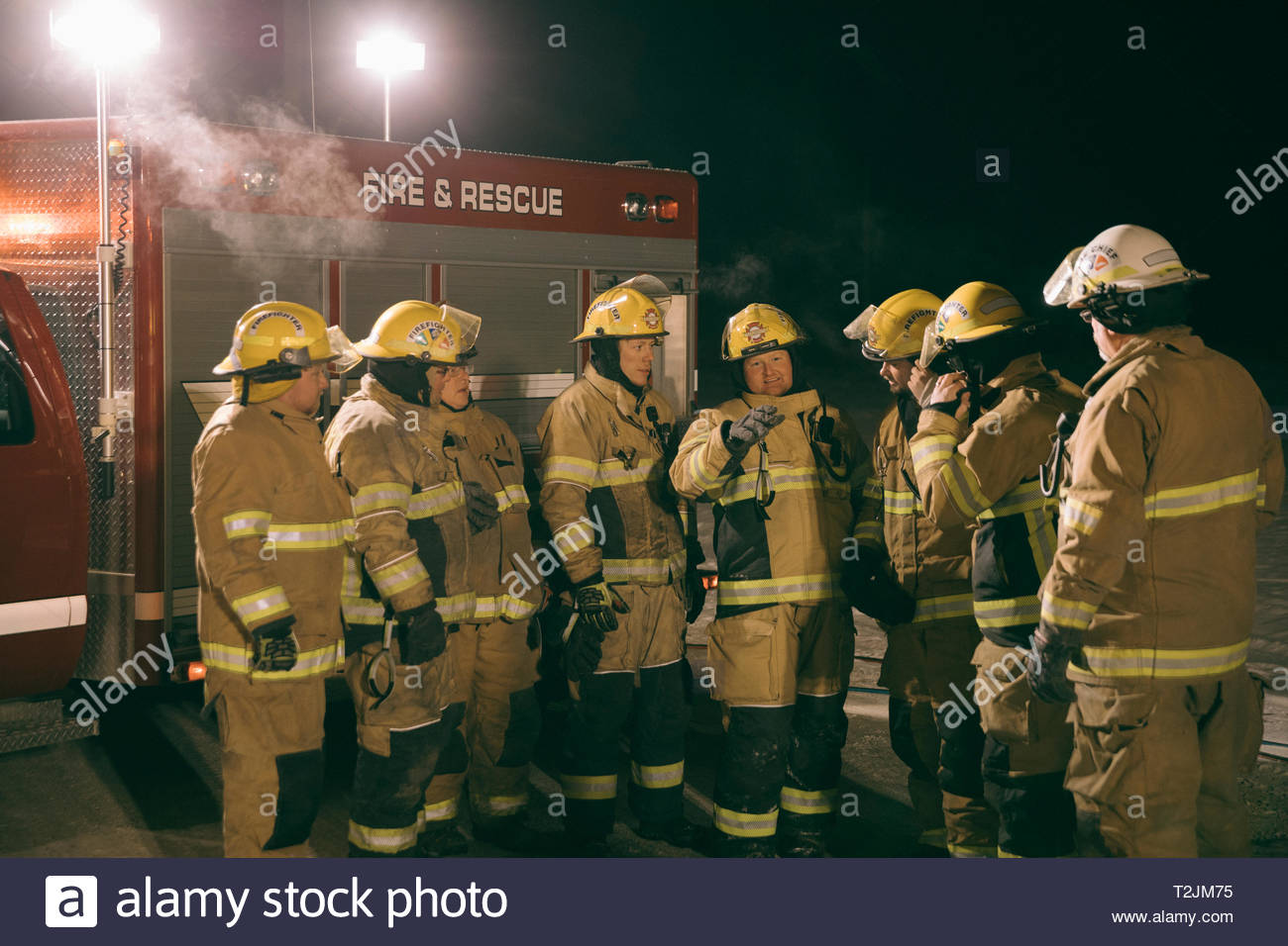 People talking outside at night hi-res stock photography and images - Alamy