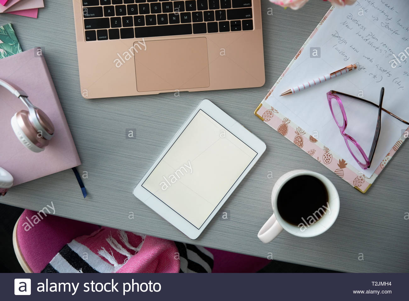 Office desk from above hi-res stock photography and images - Alamy