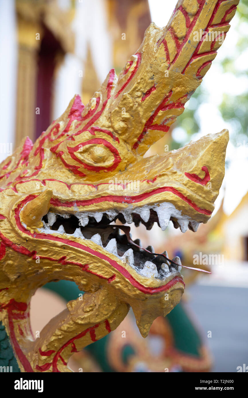 Naga guardian at the Wat Inpeng buddhist temple, Rue Samsenthai ...