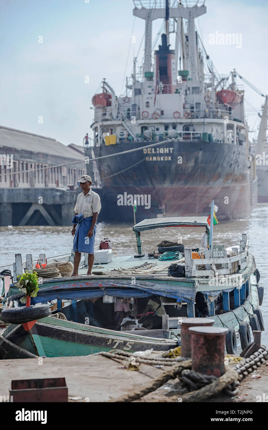 Ships and boats at the shipping port, Sin On Dam Jetty on the Yangon ...