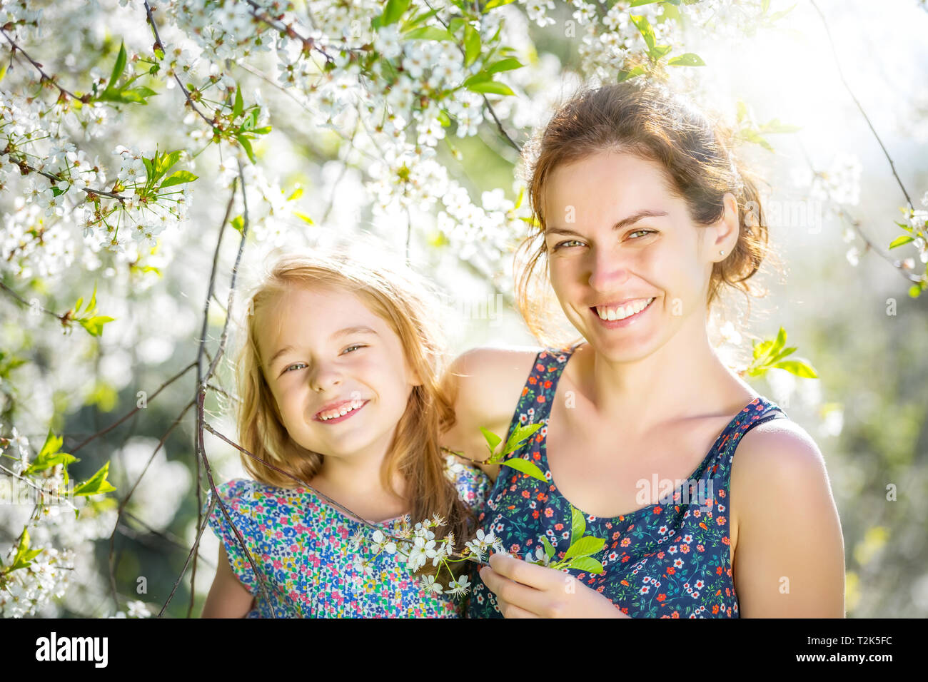 Mother and daughter in spring cherry blossom park Stock Photo - Alamy