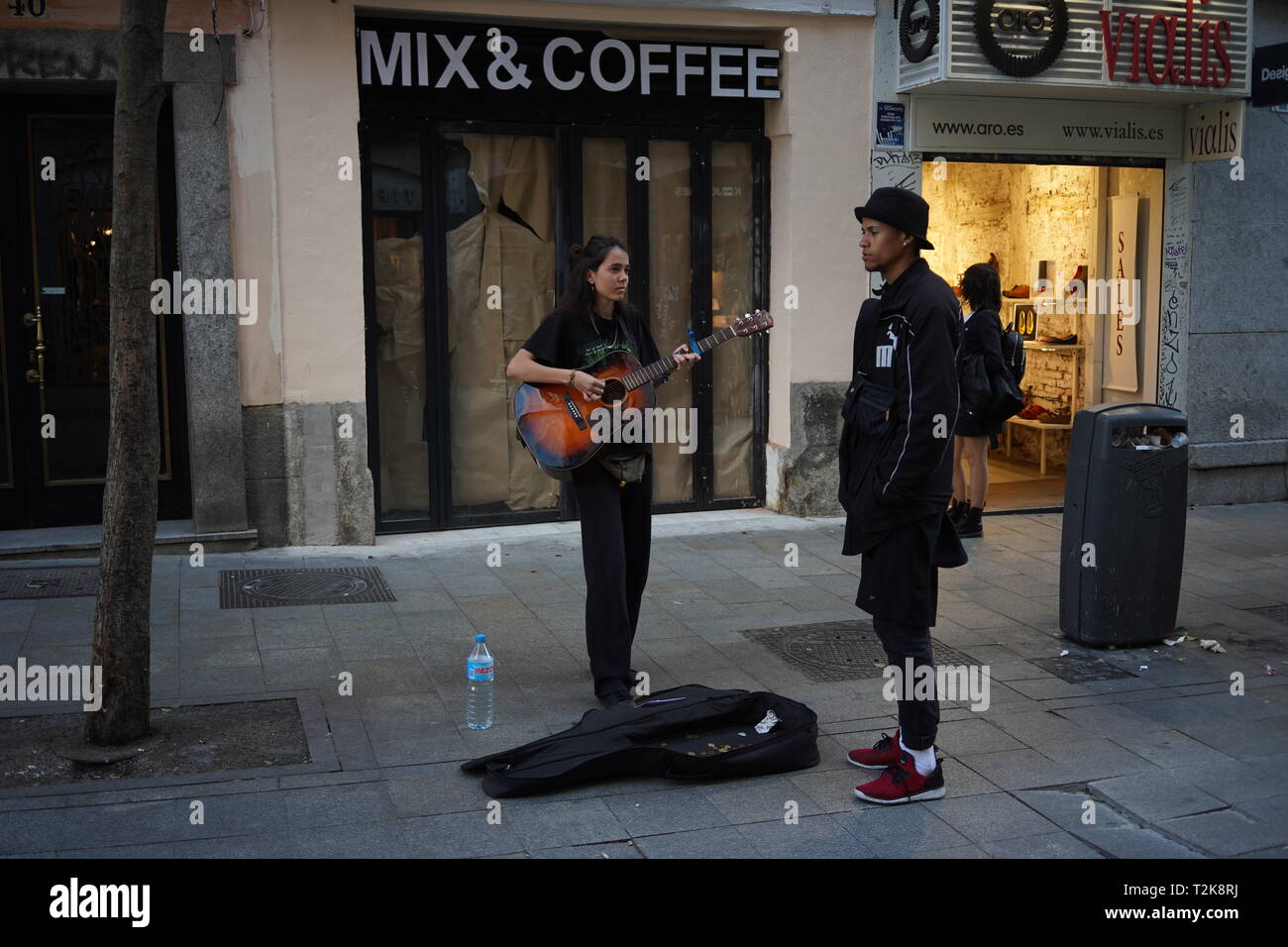 A street musician performing hi-res stock photography and images - Alamy