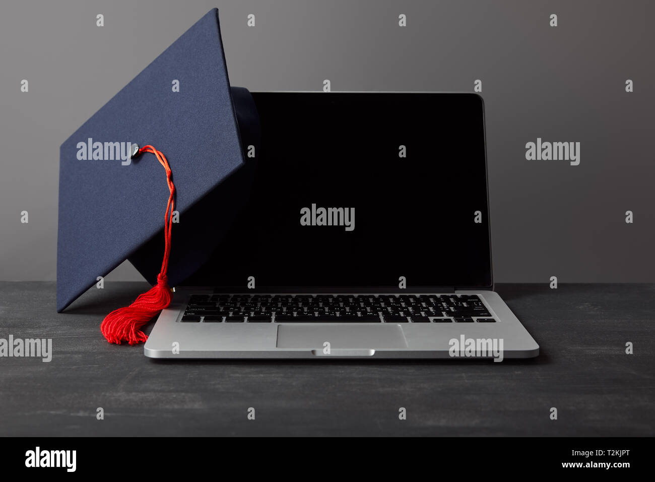 Graduation cap on screen laptop hi-res stock photography and images - Alamy