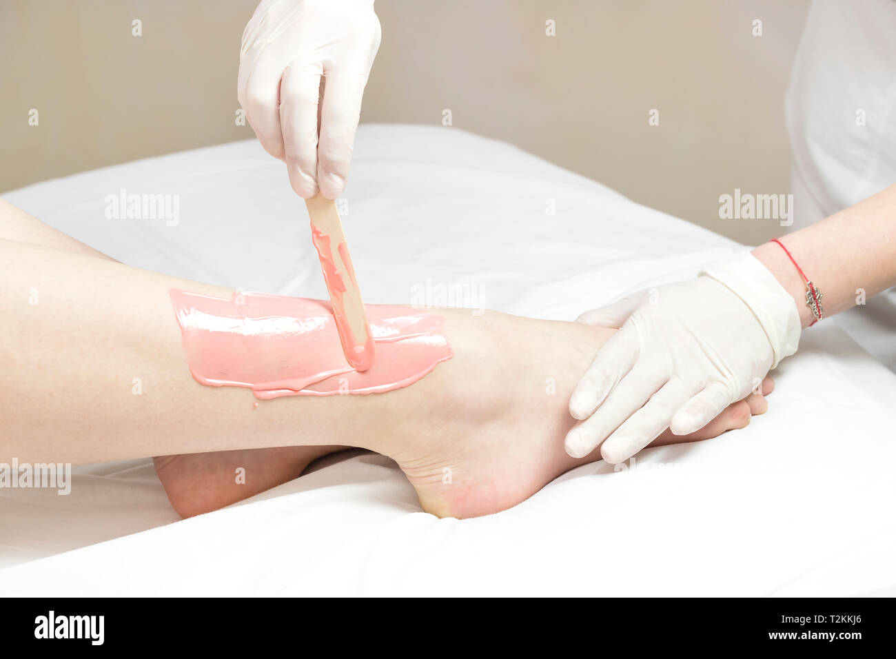 Woman in a beauty salon doing depilation Stock Photo - Alamy