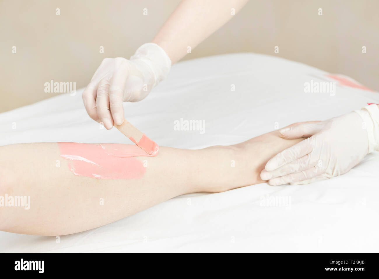 Woman in a beauty salon doing depilation Stock Photo - Alamy
