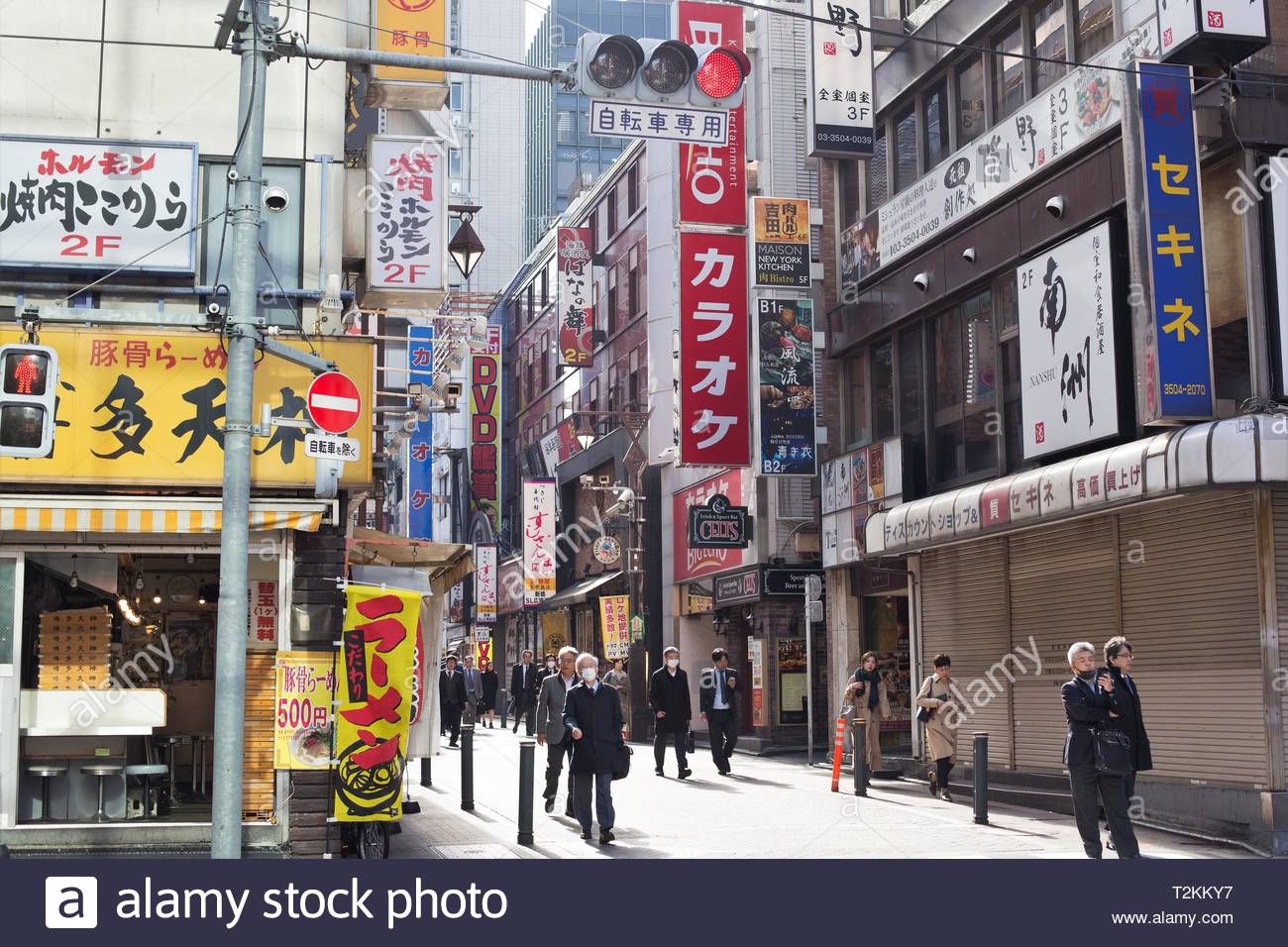 Walking Men High Resolution Stock Photography and Images - Alamy
