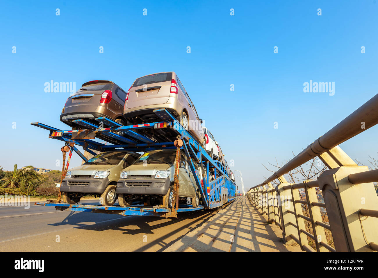 Huge truck hi-res stock photography and images - Alamy