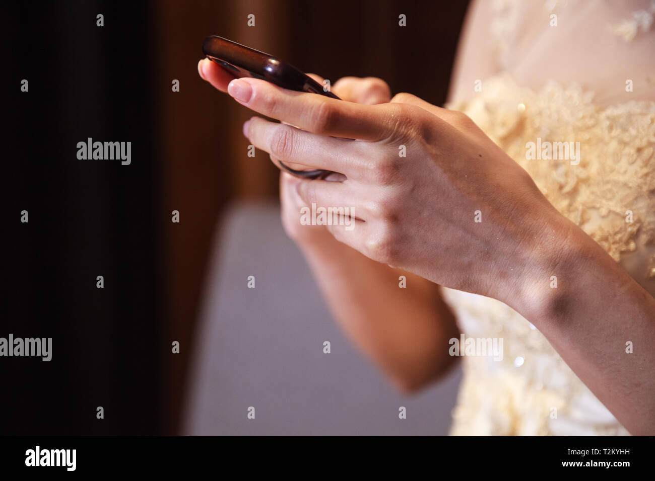 Bride using mobile phone hi-res stock photography and images - Alamy