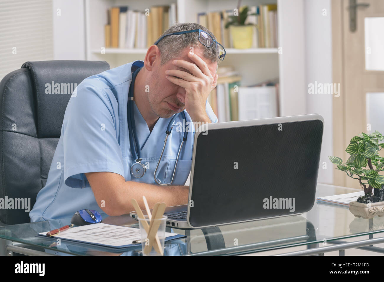 Doctor stressed hi-res stock photography and images - Alamy
