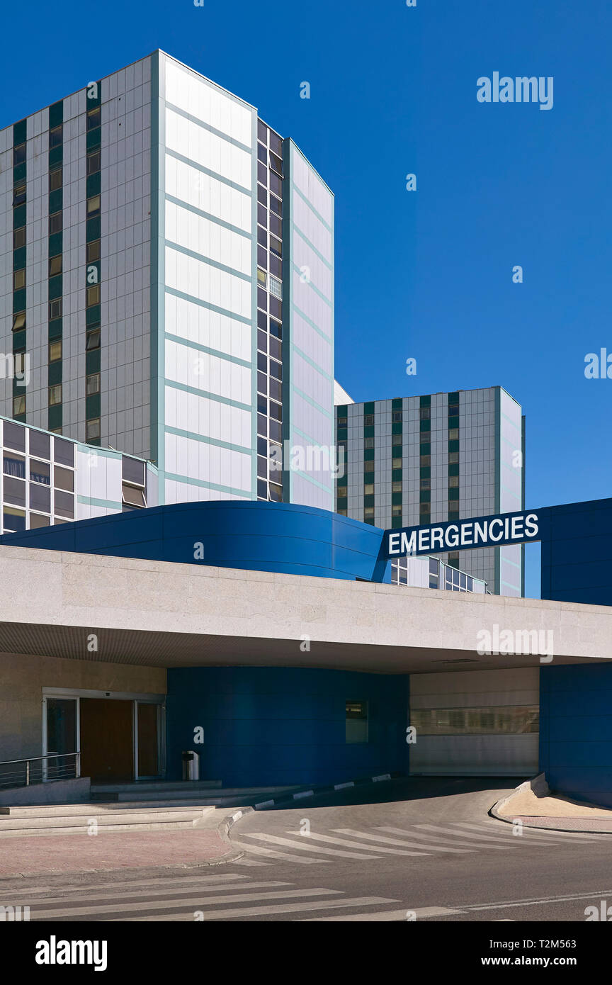 Hospital emergency trauma center entrance sign hi-res stock photography ...